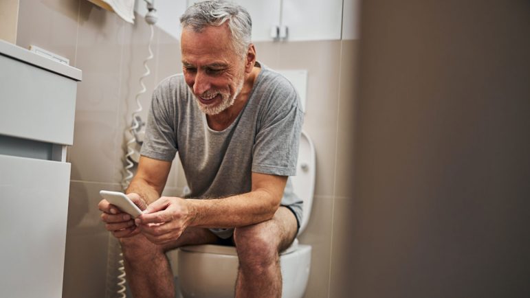 Mear de pie o sentado: la ciencia tiene claro qué es mejor | Casacochecurro