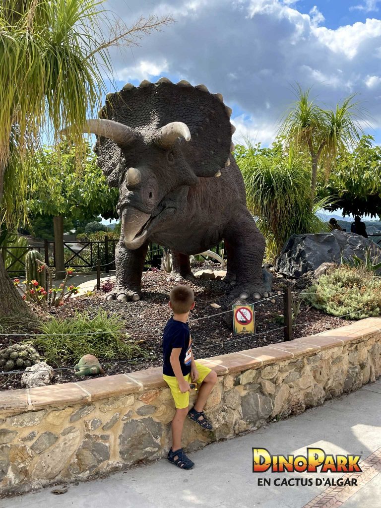 Los 4 parques de dinosaurios con atracciones divertidas para ir con niños | Casacochecurro